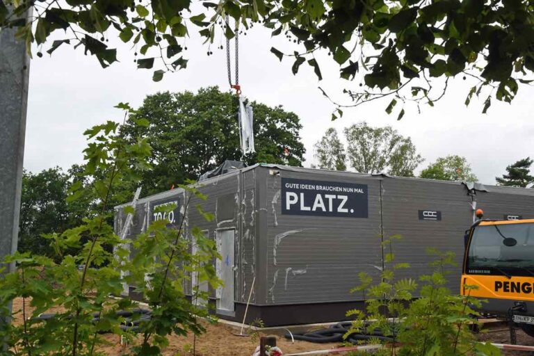 Standardization and individuality combined in the modular data center - CDC